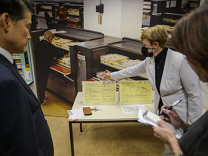 Südkoreanischer Minister für Wiedervereinigung besucht Campus für ...