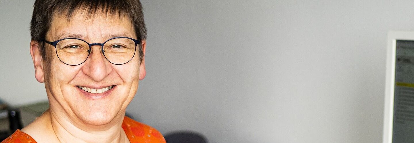 Archivarin im Referat GW 2 - Bundesarchiv