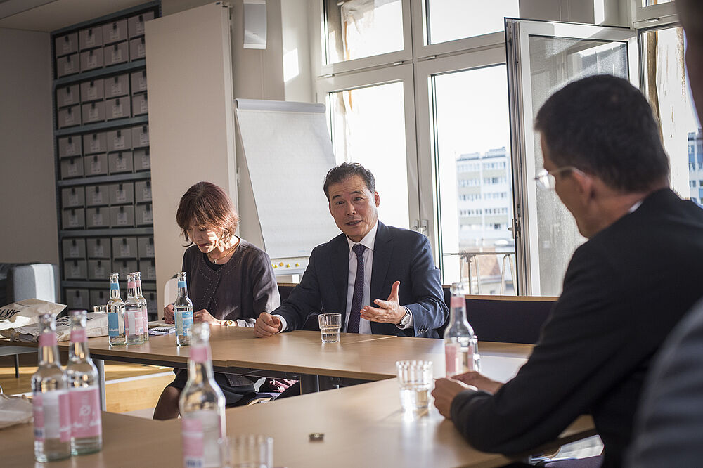 Südkoreanischer Minister für Wiedervereinigung besucht Campus für ...