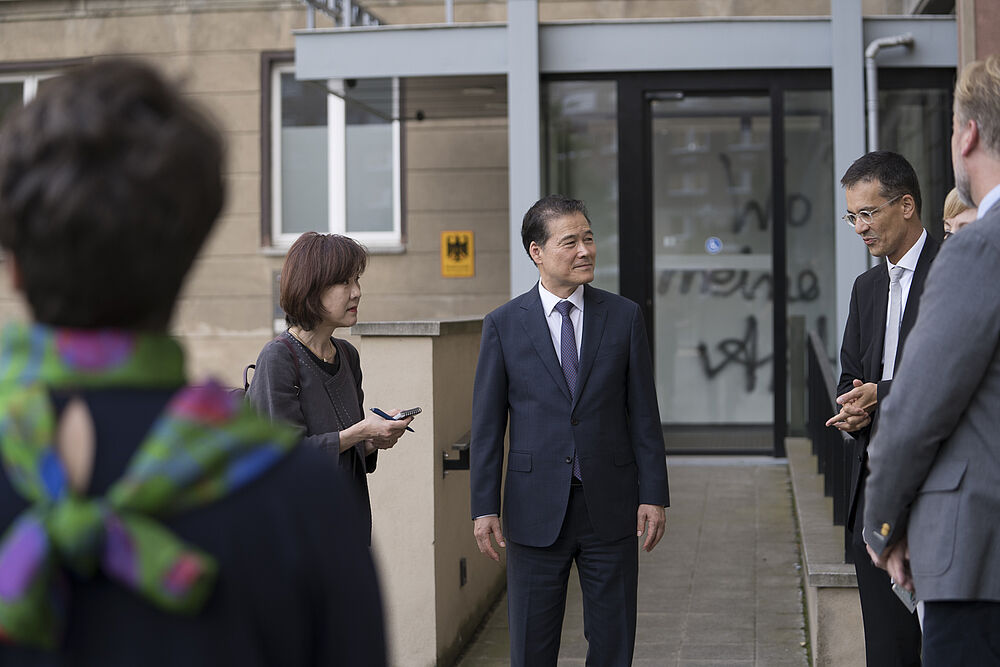 Südkoreanischer Minister für Wiedervereinigung besucht Campus für ...