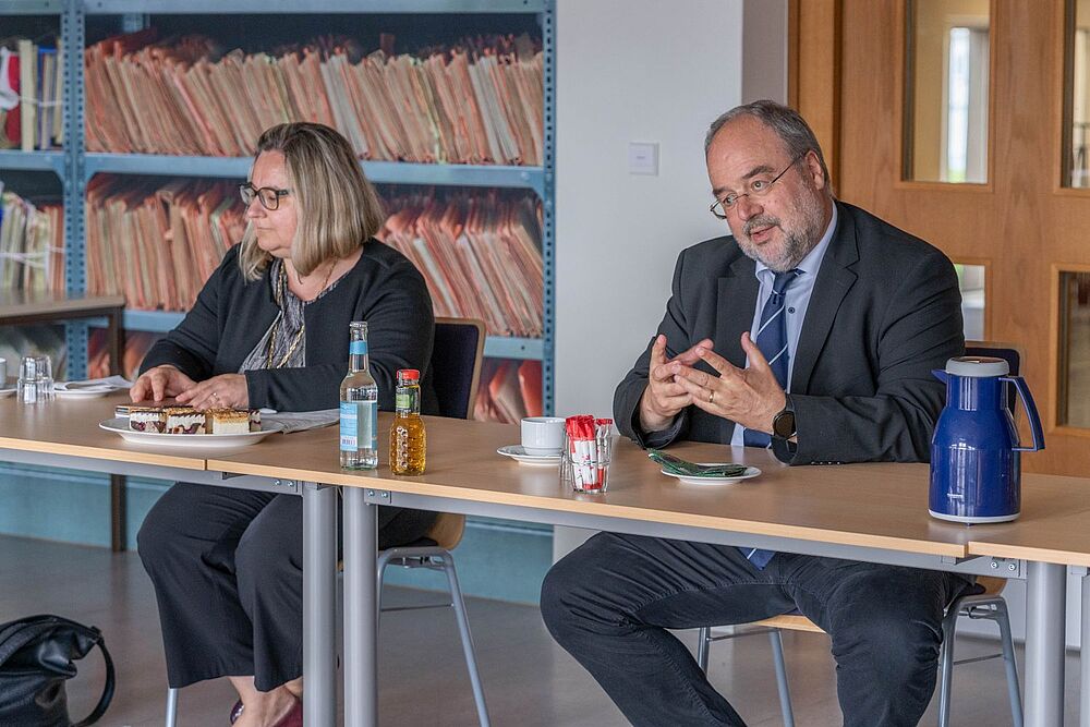 Südkoreanischer Minister für Wiedervereinigung besucht Campus für ...