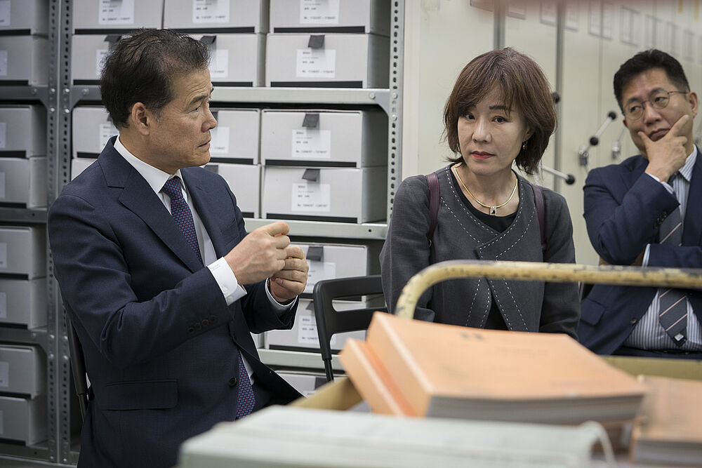 Südkoreanischer Minister für Wiedervereinigung besucht Campus für ...