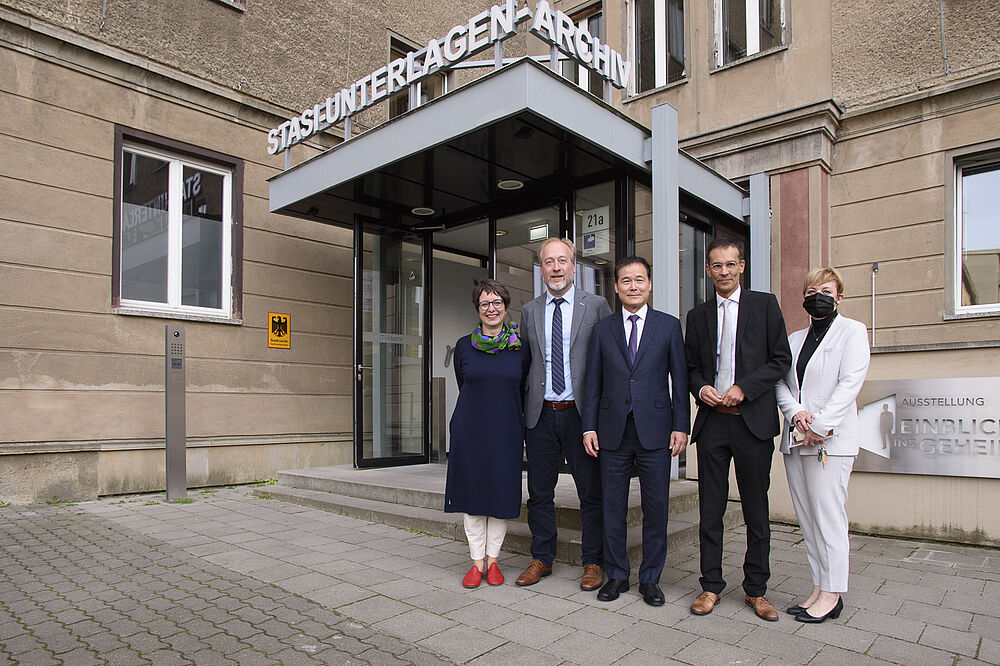 Südkoreanischer Minister für Wiedervereinigung besucht Campus für ...